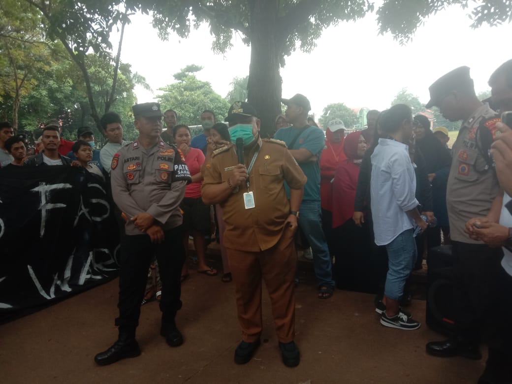 WARGA PONDOK KACANG TIMUR MENOLAK PENGUKURAN LAHAN ATAS NAMA EDY LEO ...